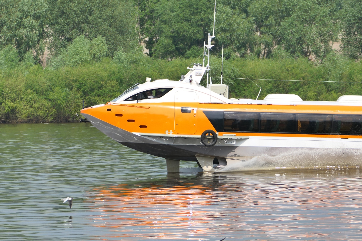 Hydrofoil Boat: What Is It & How It Works, & Why Buy One!